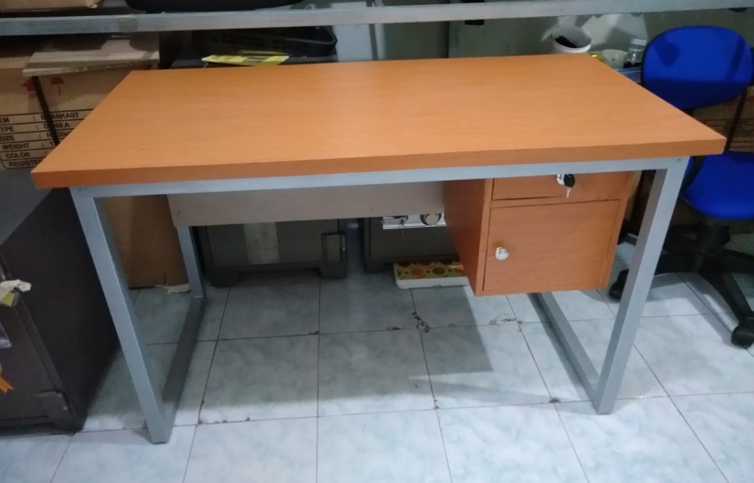Meja komputer berlaci | SIPLah