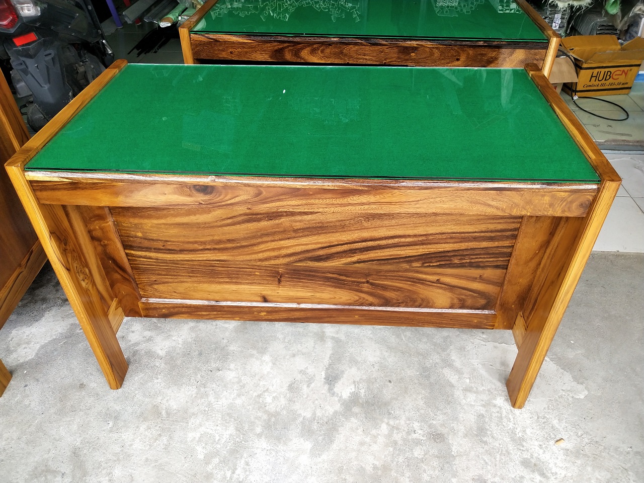 MEJA GURU 1/2 BIRO TYPE 003 ALAS KACA KARPET | SIPLah