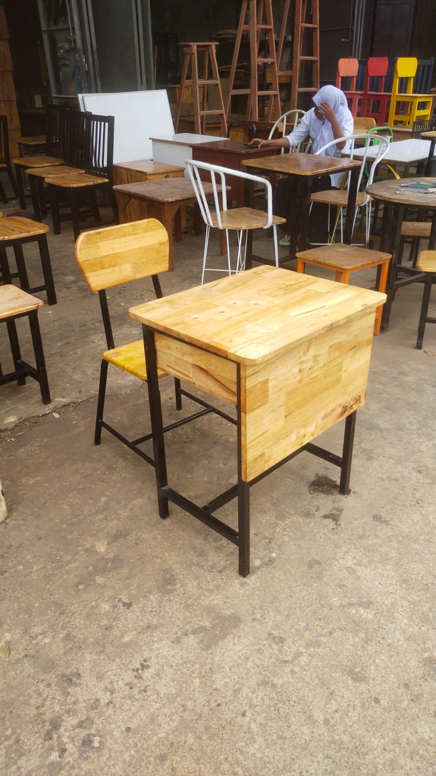 MEJA SISWA TUNGGAL KAKI BESI | SIPLah